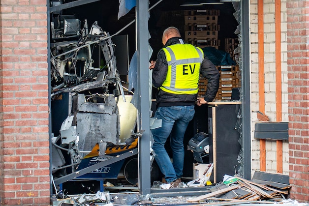Plofkrakers blazen geldautomaat op in Helmond, buurtbewoner oog in oog ...