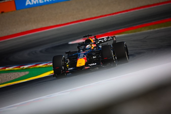 Hoofdschuddende Max Verstappen komt ook in laatste training tekort ...