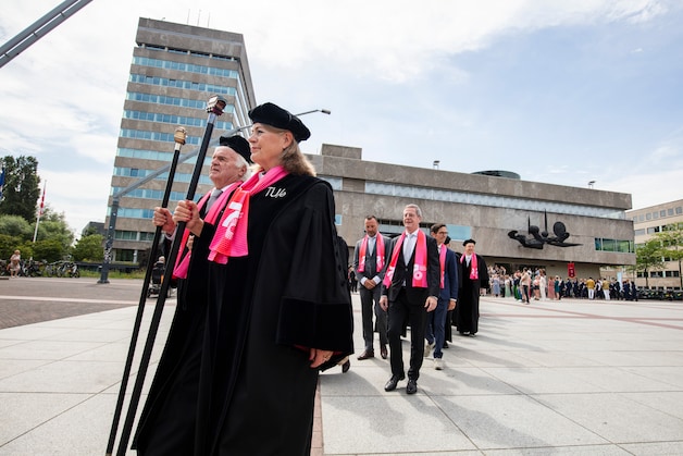 Professoren geven les aan kleuters bij start jubileum TU/e: ‘Je hebt ...