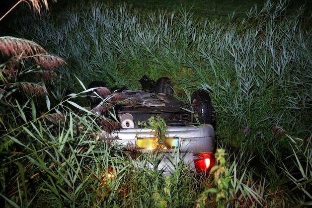 Auto raakt van de weg bij Den Bosch en landt op de kop in sloot | Regio ...