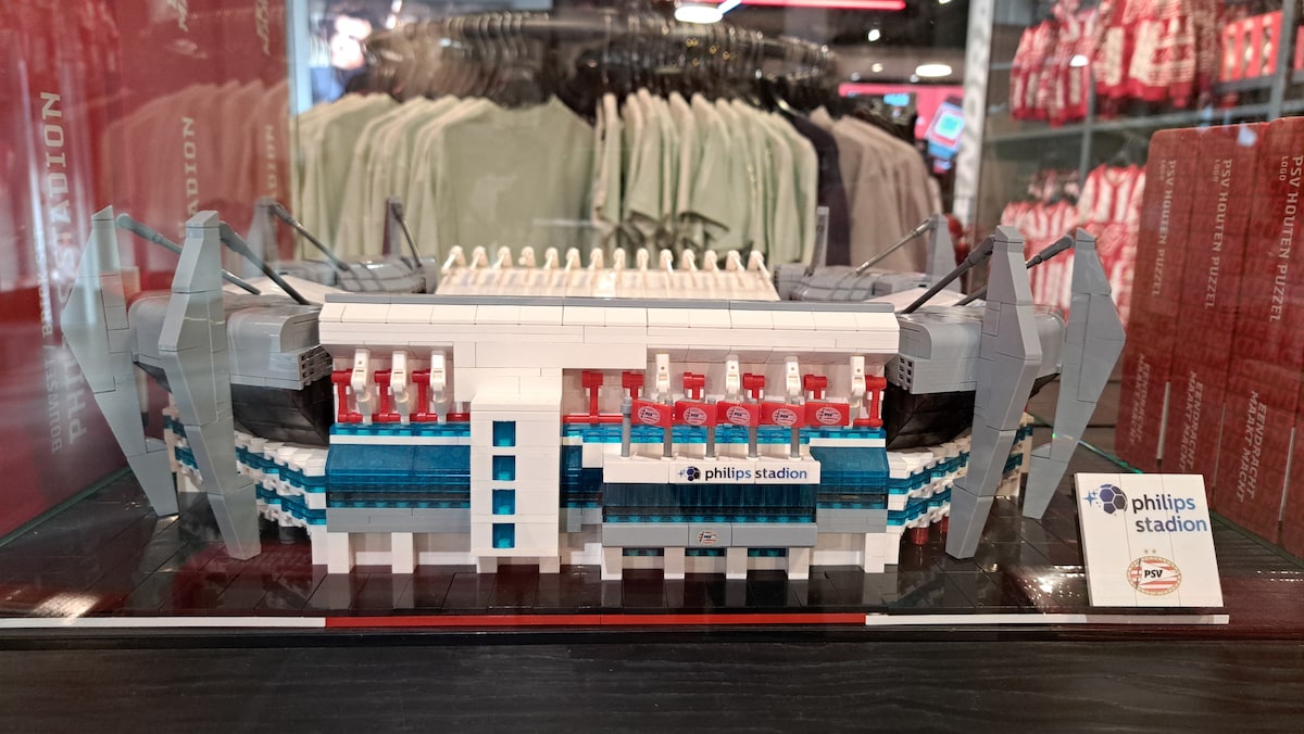 Philips Stadion te koop voor 200 euro: ‘3200 steentjes duwen en je hebt ...