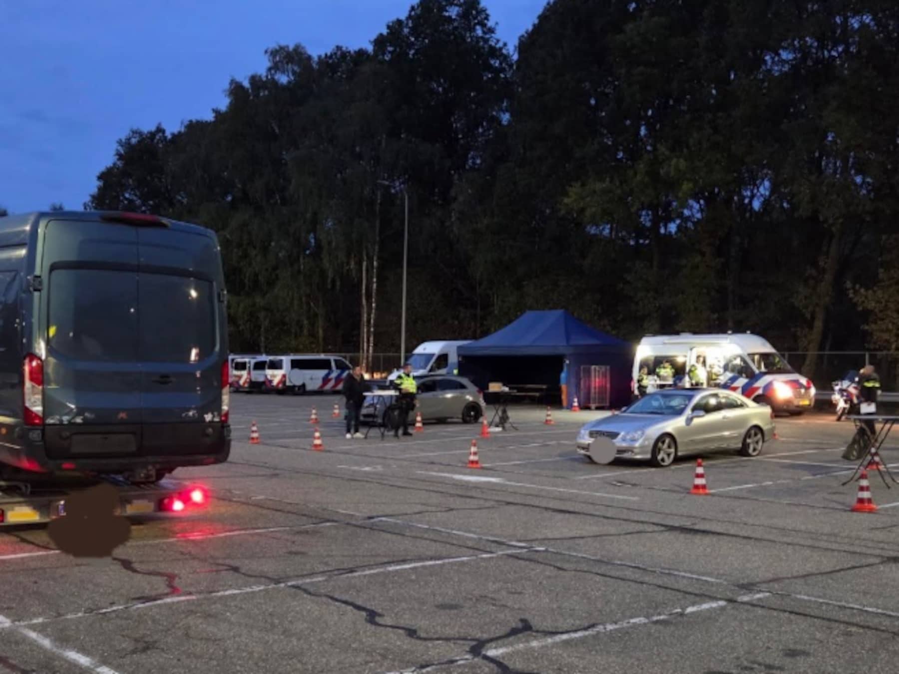 Politie verspreidt foto’s van hooligans na rellen kampioensfeest PSV ...