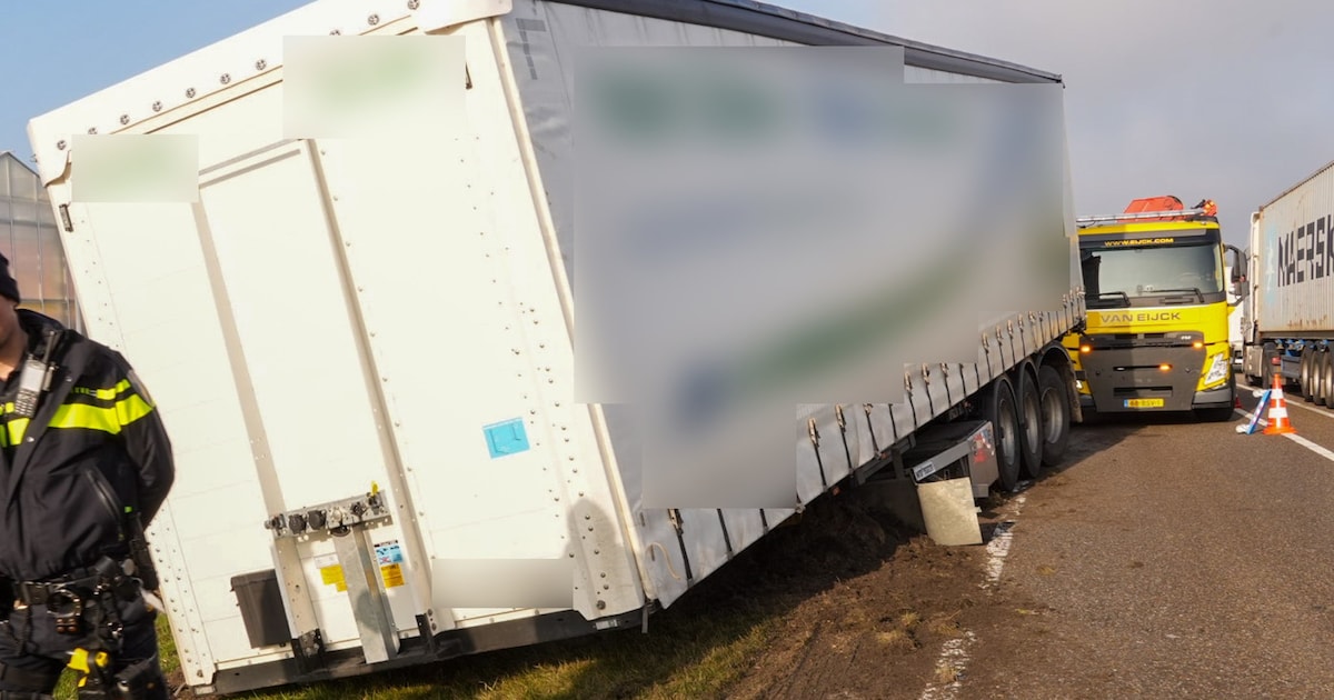 Oplegger schiet los van vrachtwagen in Beek en Donk, glijdt schuin de ...