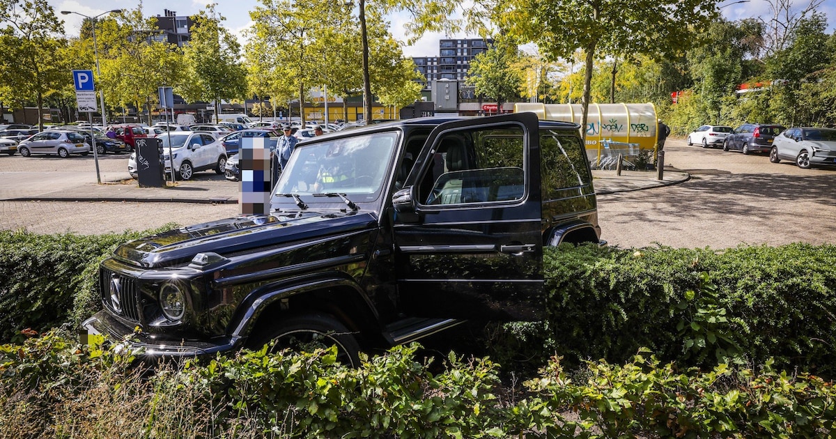 Automobilist neemt de benen nadat hij met dure terreinwagen in bosjes ...