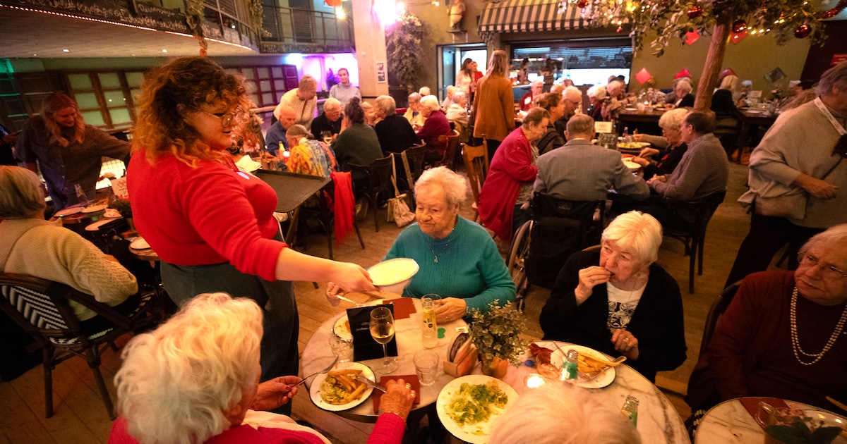 Mooie Boules opent deuren: negentig ouderen schuiven aan voor warmte en ...