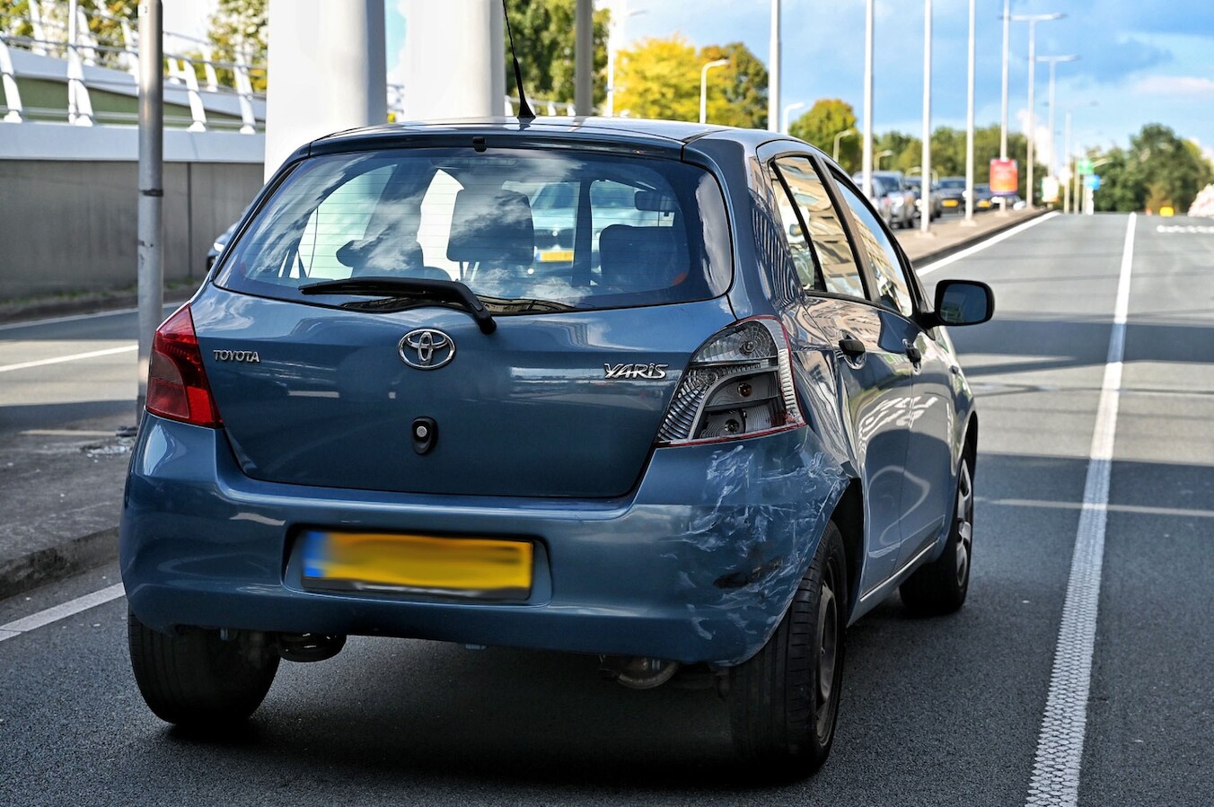 Auto slaat over de kop na botsing bij station Reeshof, bestuurster ...