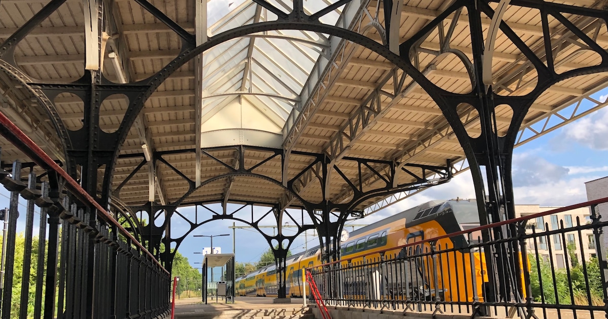 Perronkap in Geldrop krijgt historische kleuren terug: station twee ...