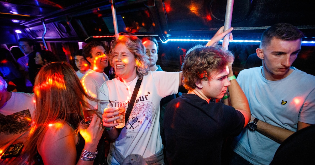 Feestend pendelen tussen Eindhoven en Tilburg in een ‘dikke partybus ...
