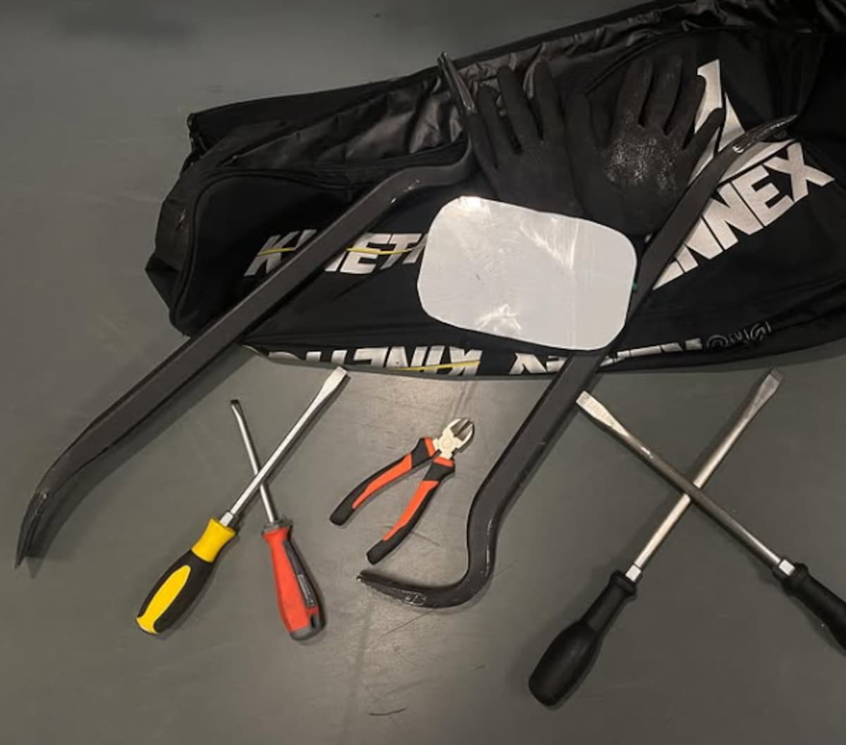 Drie mannen met inbrekerswerktuig opgepakt in Eindhoven: ‘Onderzoeken of ze betrokken zijn bij ...