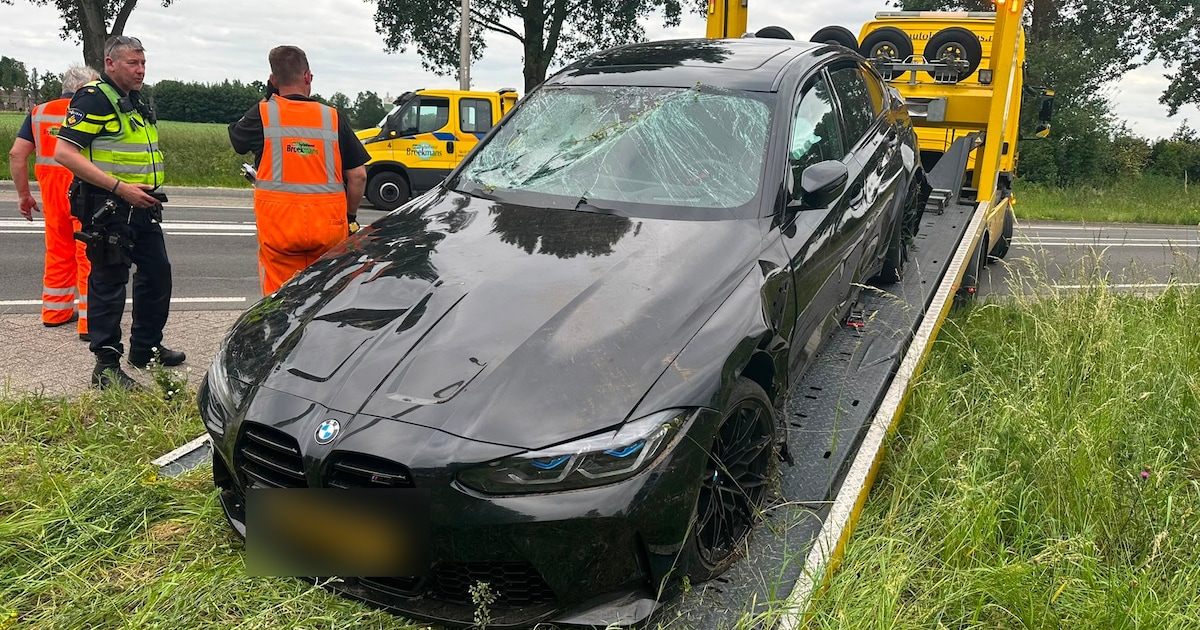 Bestuurder verliest controle: auto van 175.000 euro belandt in bosjes ...