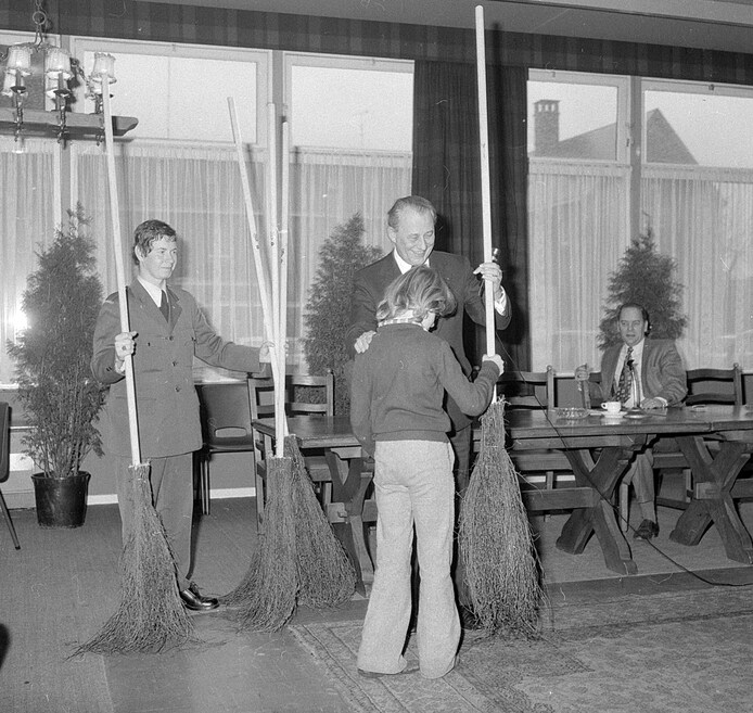 Nieuwe bezems vegen schoon en de burgemeester deelt ze uit aan kinderen ...