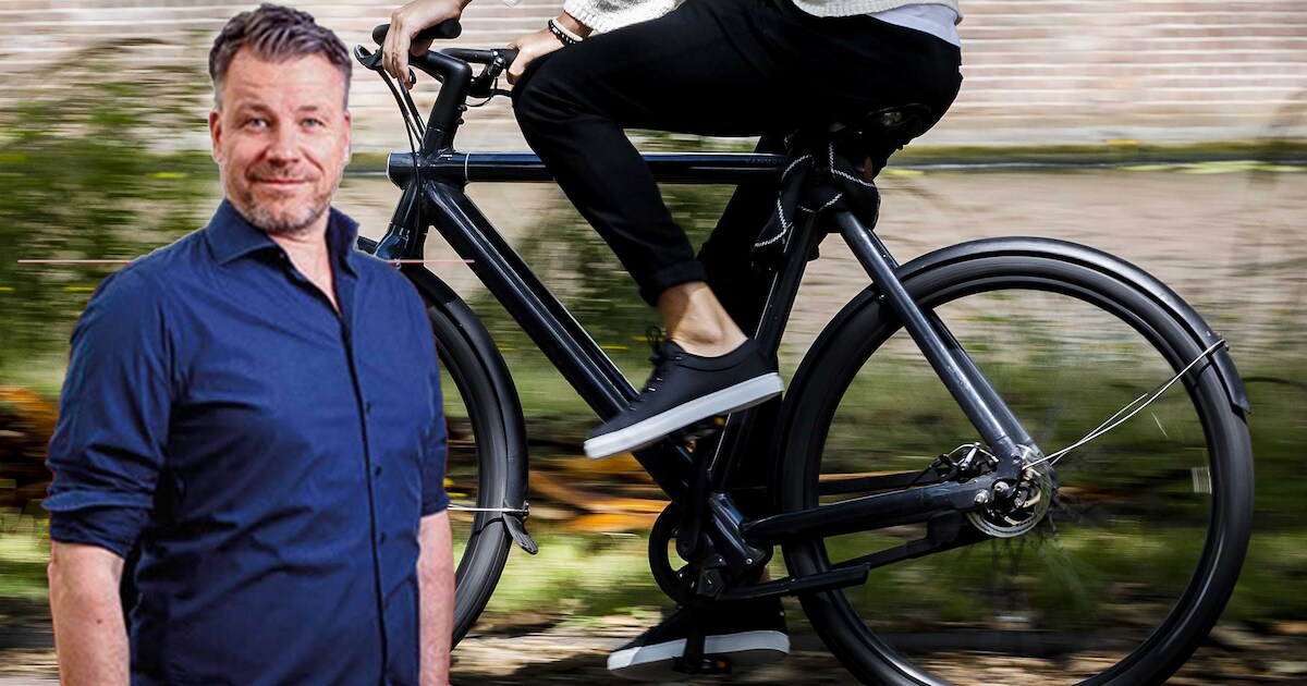 Ik huil zachtjes op mijn VanMoof-fiets met een roltoeter in mijn mond ...