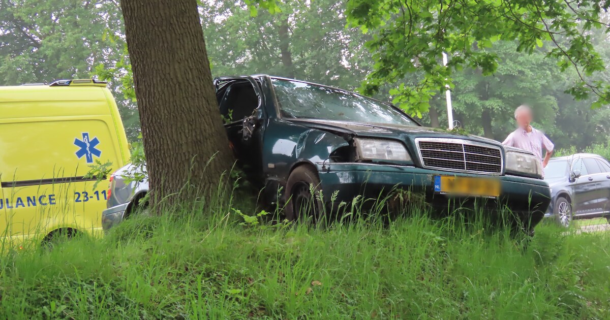 Automobilist verliest macht over het stuur op modderige weg en botst tegen boom | Brabant | ed.nl