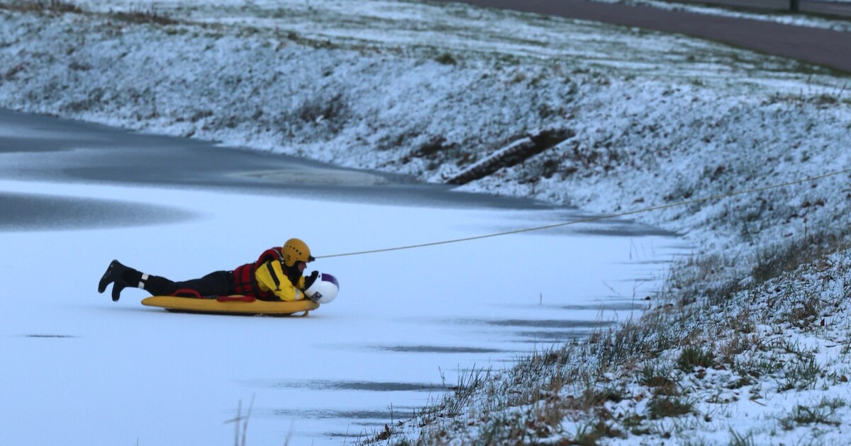 Reddingsteam van de brandweer naar Son en Breugel voor een helm op het ...