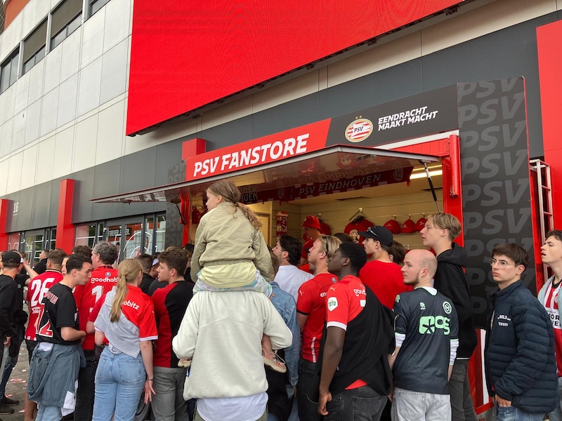 Bomvolle binnenstad, uitzinnige spelers en nare incidenten: dit was het kampioensfeest van PSV ...