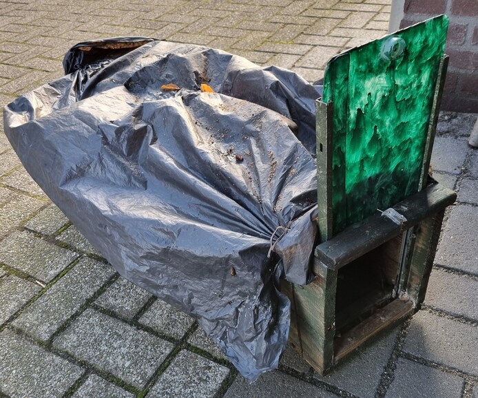 Dierenpolitie doet bijzondere ontdekking in Astense achtertuin: kooi ...