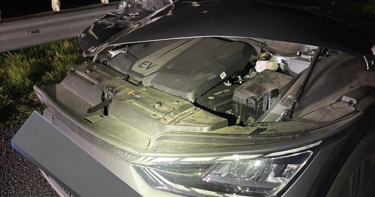 Auto botst achterop vrachtwagen op A2 bij Leende, motorkap breekt los ...