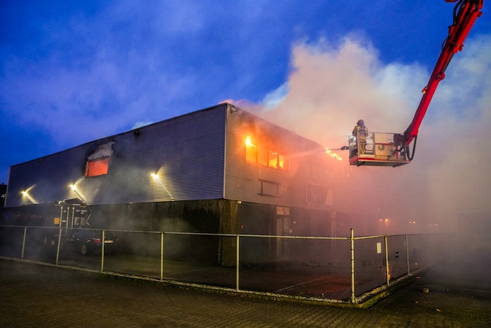 Grote brand treft bedrijfsverzamelgebouw in Deurne, pand wordt deels ...