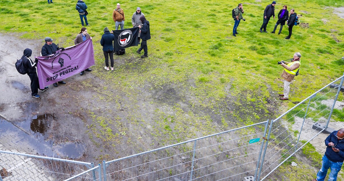 Pegida blaast betoging bij moskee in Eindhoven af, tegendemonstranten ...