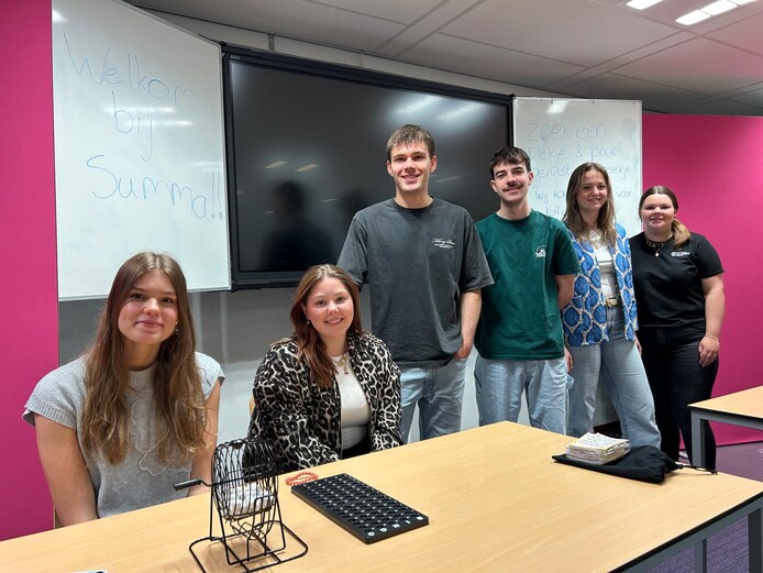 Vaak alleen, maar nu samen aan de bingo. Leerlingen Summa bezorgen ...