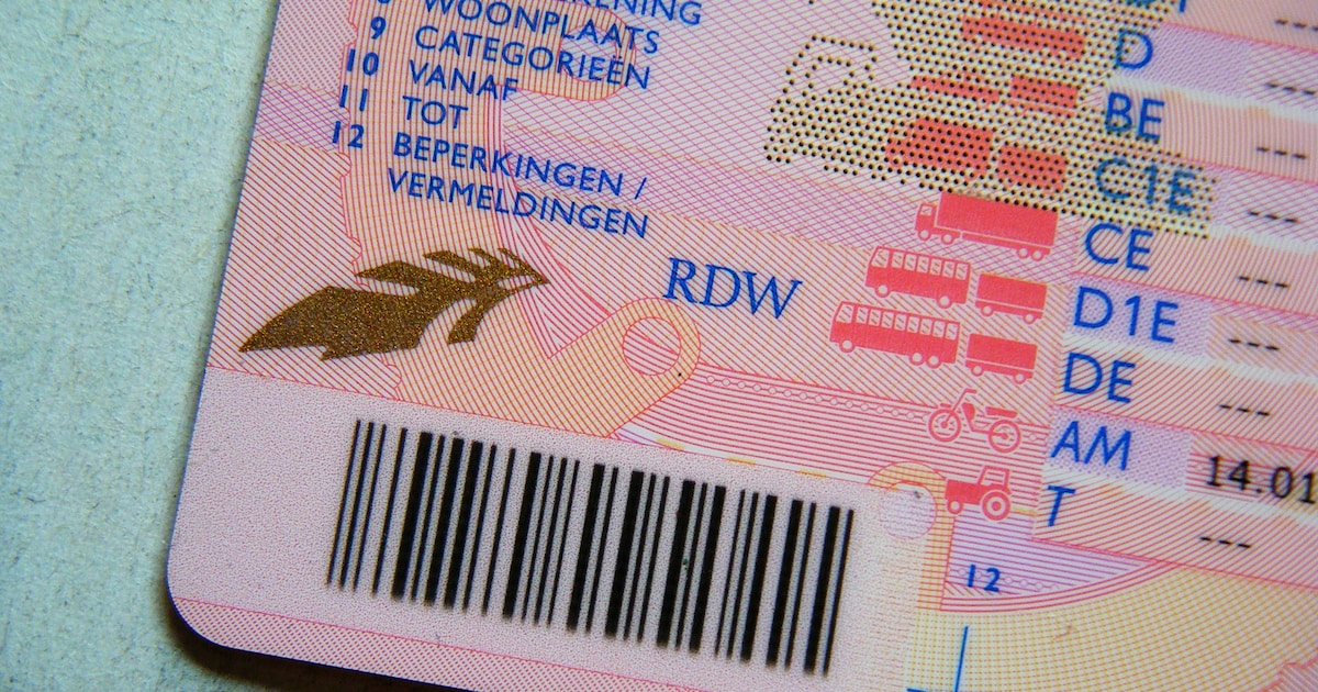 Man wordt voor de vijfde keer gepakt terwijl hij rijdt met ongeldig ...