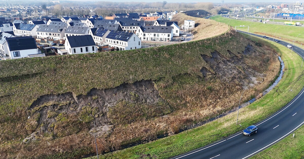 Vele regen spoelt talud langs A50 bij Blixembosch weg, beeld van boven ...