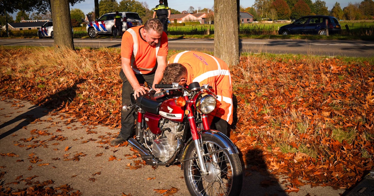 Man op oldtimermotor krijgt klapband, botst tegen auto en paaltje, en ...