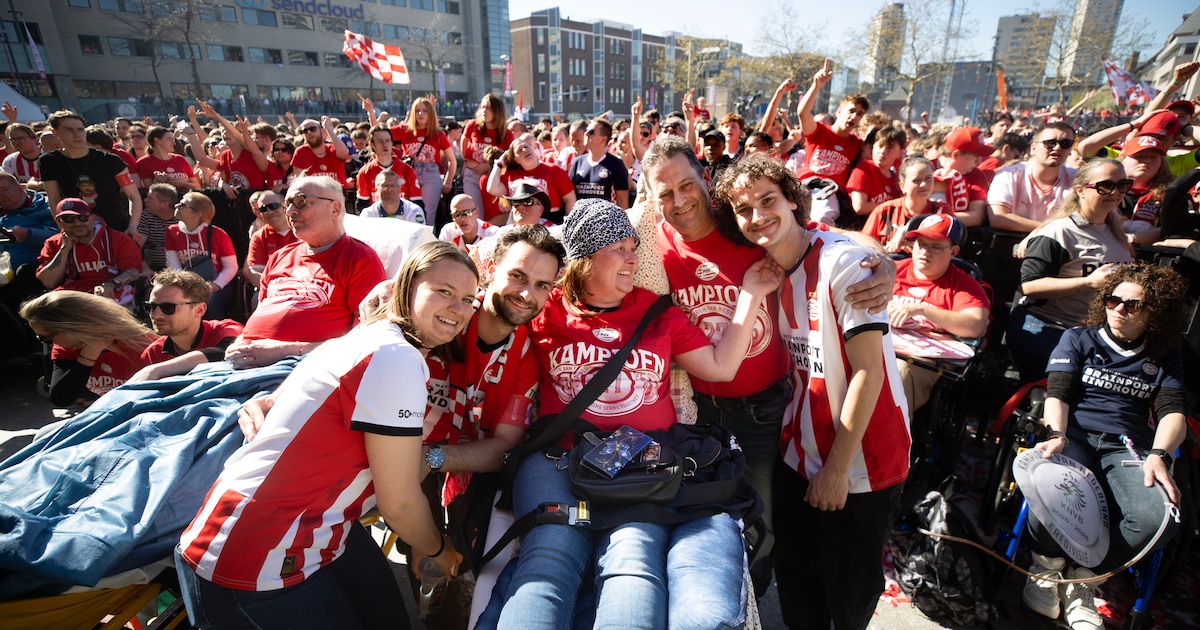 Ongeneeslijk zieke PSV-steward Marie-Louise straalt bij huldiging: ‘Dit ...