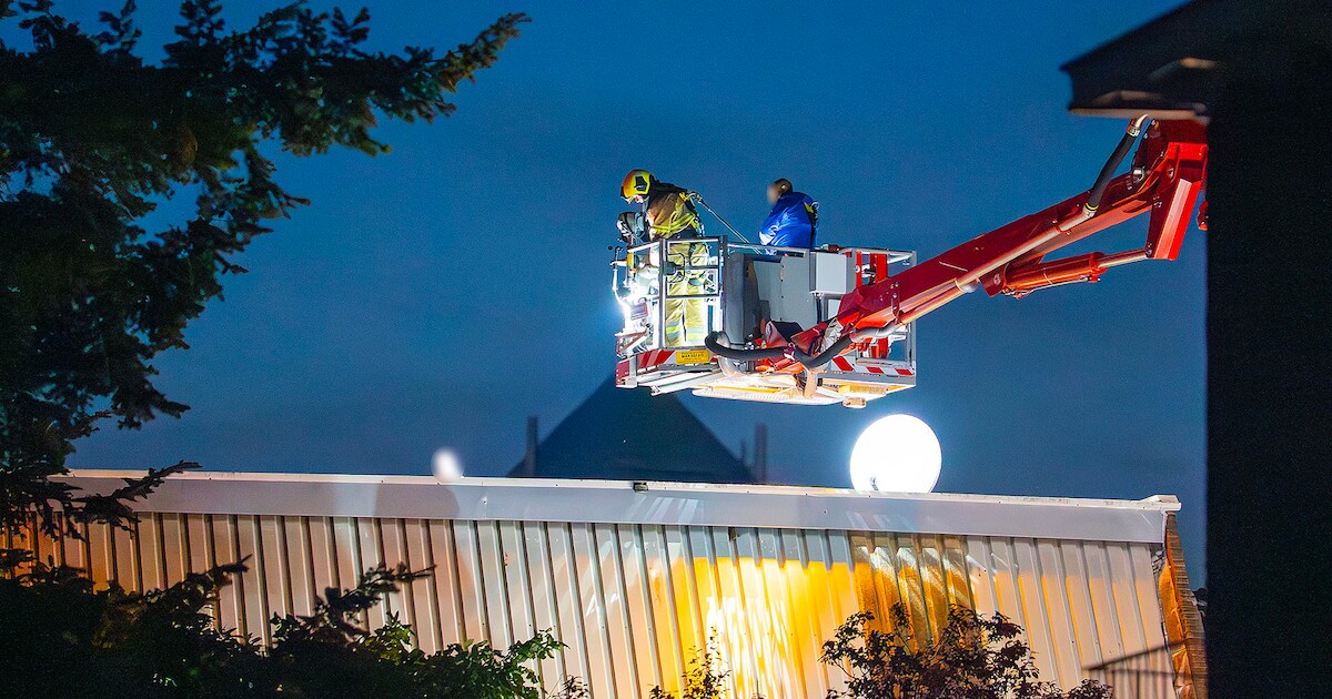 Man op dak in Oss vertoont verward gedrag, hulp politie en brandweer ...