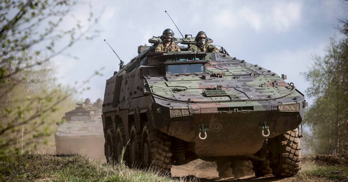 Tientallen pantservoertuigen Defensie buiten gebruik, wagens worden in ...