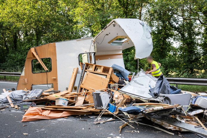 Tijl en Wendy rijden met zeven paarden naar huis, dan boort caravan ...