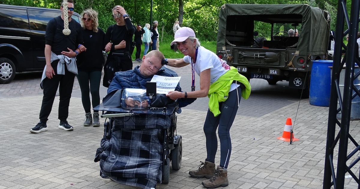Anja (63) verloor broer aan erfelijke spierziekte, dus loopt ze in één ...