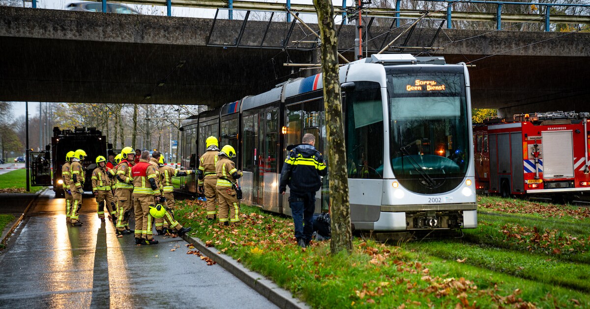Slachtoffer overleden na aanrijding met Rotterdamse tram, persoon lag ...
