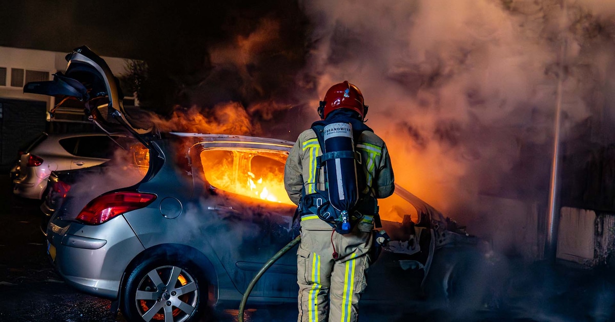 Twee auto’s branden volledig uit in Helmond, brandweer krijgt vuur ...