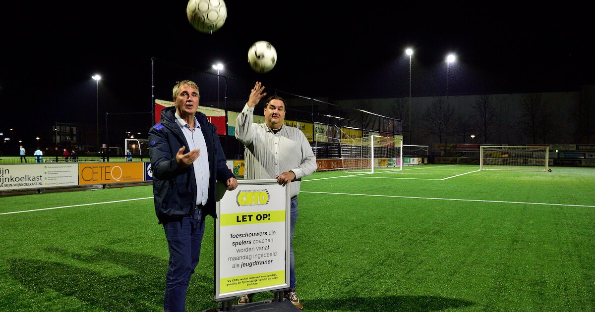 Voetbalclub klaar met schreeuwende ouders langs de lijn: bord met ...