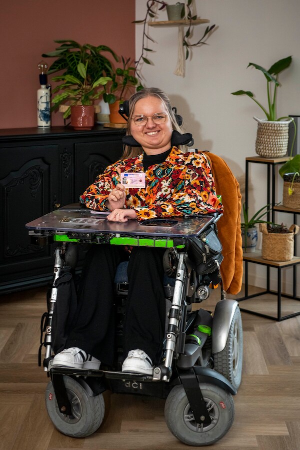 Dena (24) mag als eerste in Nederland auto besturen met joystick en ...