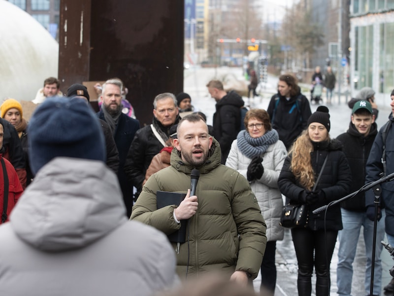 Joop (74) na bijna 25 jaar door gemeente weggejaagd bij PSV‑stadion ...