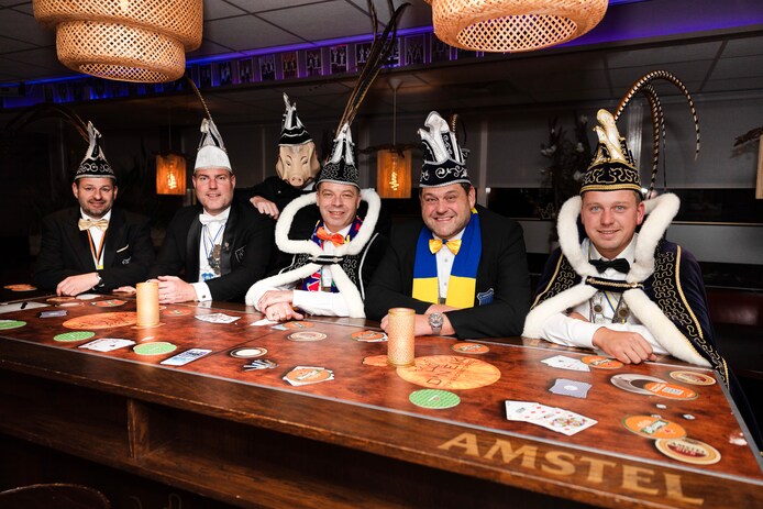 Ploegefist gaat op carnavaleske toer en blijft Ripse verenigingen ...