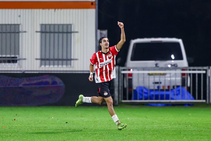 Jong PSV pakt eerste thuiszege in bijna zeven maanden, dankzij knappe ...