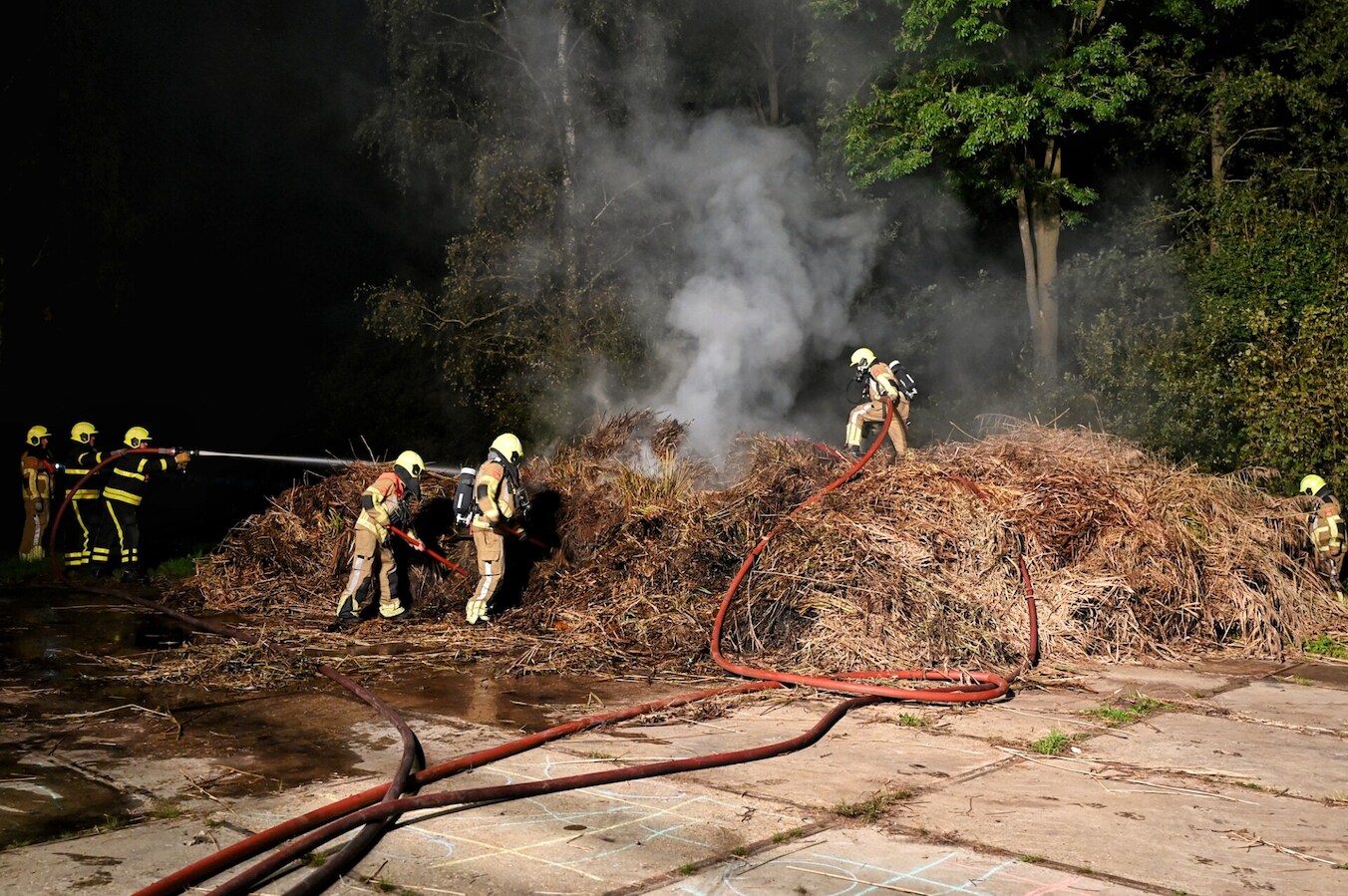 Brand in berg met maaisel in Oisterwijk, benzinelucht te ruiken rond ...