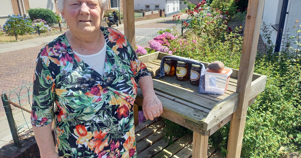 Honingdieven slaan toe bij kraampje, verkoopster Driekske (83) ‘zwaar ...