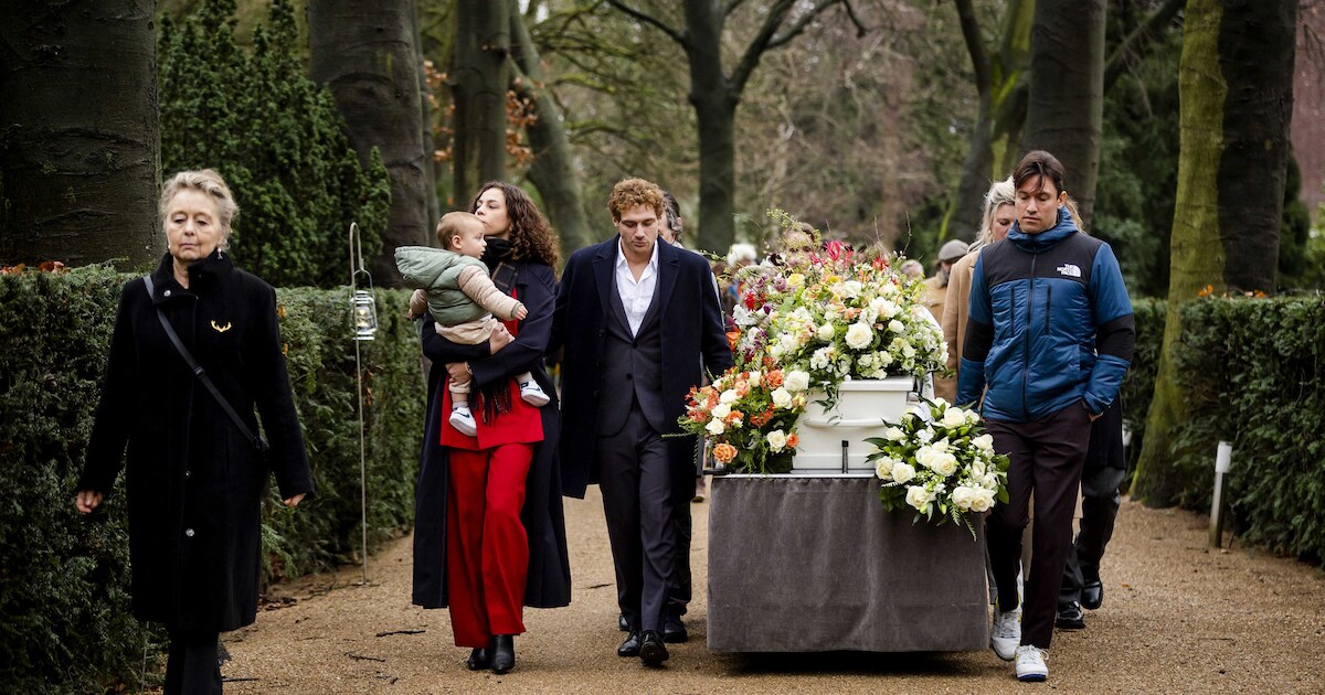 Familie en vrienden nemen afscheid van actrice Linda van Dyck | Show ...
