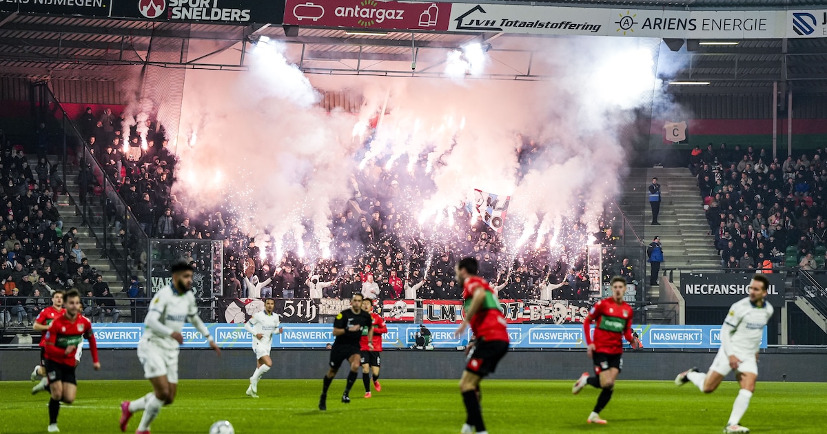 PSV neemt harde maatregelen na vuurwerk van supporters in uitvak bij ...