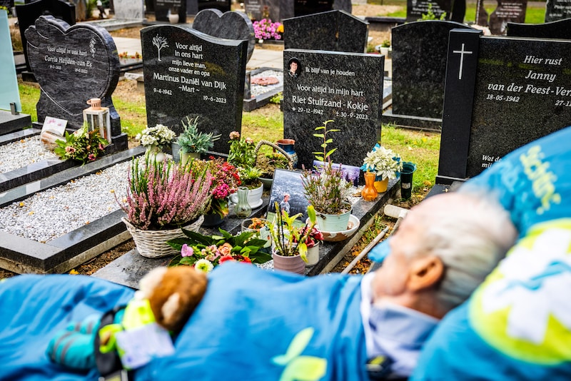 Chris (86) zat drie keer per dag bij het graf van zijn vrouw Riet ...