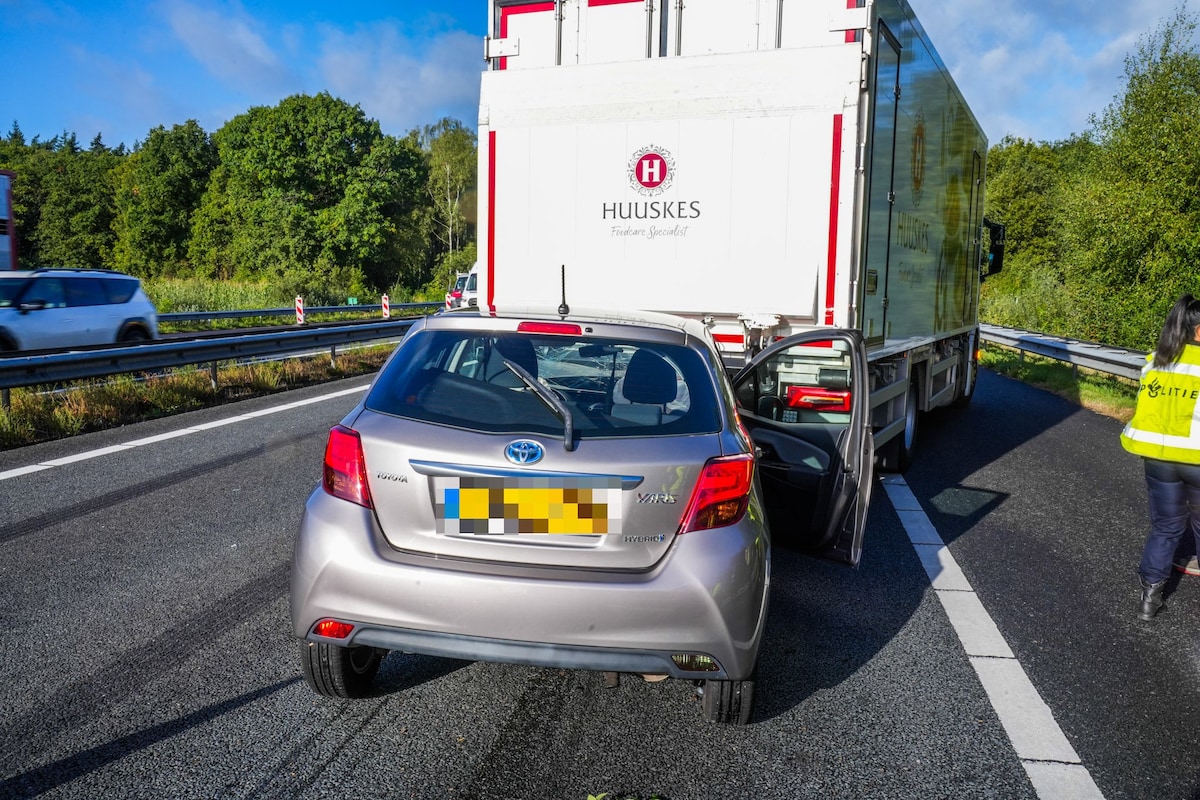 Vrouw gewond bij botsing tegen vrachtwagen op de A67 bij Geldrop | 112 ...