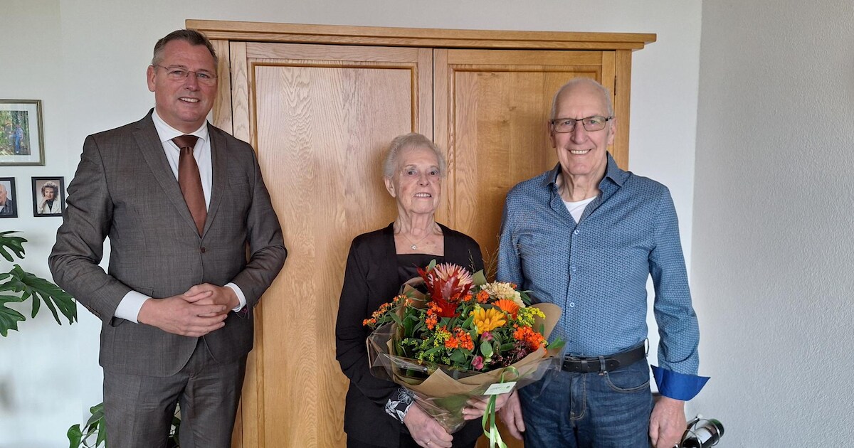Meneer en mevrouw Van Beek-Smits vieren diamanten huwelijk in Geldrop ...