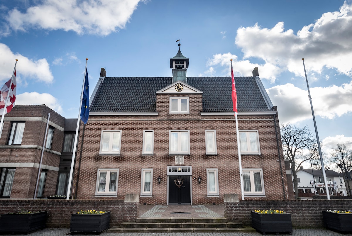 Someren hijst vlag in alle dorpskernen voor inzet vrijwilligers | Someren | ED.nl