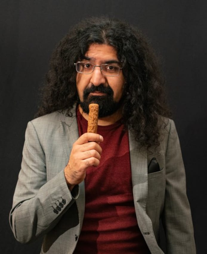 Hermes vluchtte uit Afghanistan en heeft nu succes als comedian, met ...