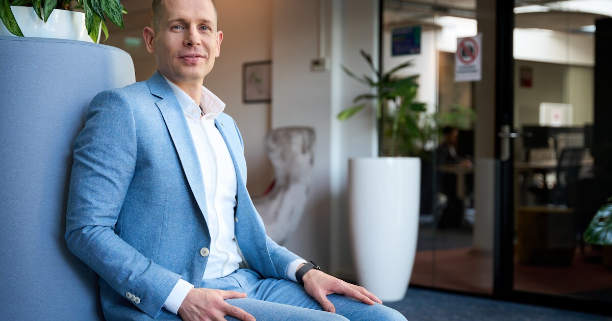 Boven een sushirestaurant staan overheden in de rij voor gegevens die ...