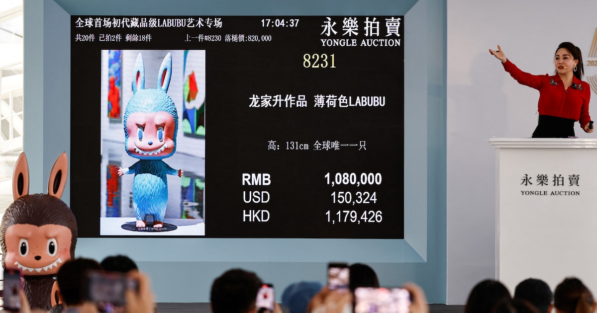 XL-Labubu in China geveild voor 130.000 euro | Buitenland | ED.nl